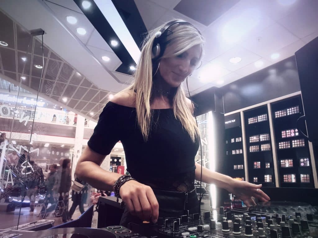 DJ Zoe - Professional Female DJ For Events - Dj For Hire